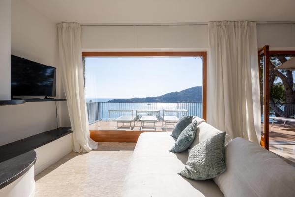 Modern And Elegant Apartment With A Spacious Sea View Terrace Overlooking Palmaria Island Bright Designer Interiors Fully Equipped Up To 6 Guests Private Parking Aircon All The Comforts For A Perfect Stay - Porto Venere