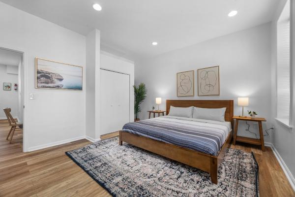 Central Lawrenceville 3 Spacious And Modern Two Bedroom Apartment With Free Street Parking - Black Widow, West Mifflin