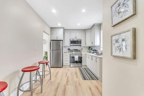 Pristine Home 5 Min Walk To Clifton Hill - Niagara Falls