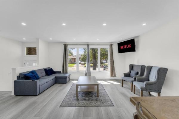 Spacious 6br Getaway Sleeps 16 Yard And Parking - Brampton