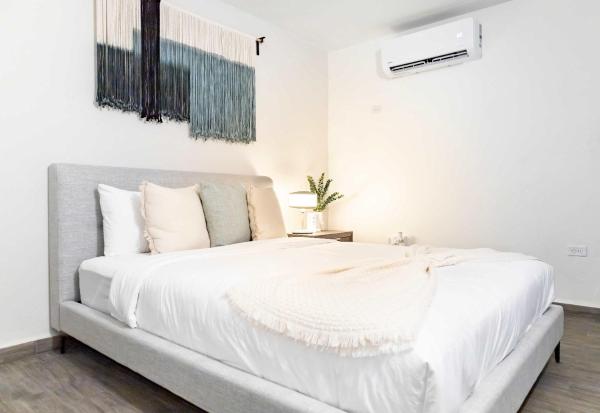 Aqua Terrazas Studio 4 - Oceanfront, Pool & Terrace Views - Dorado