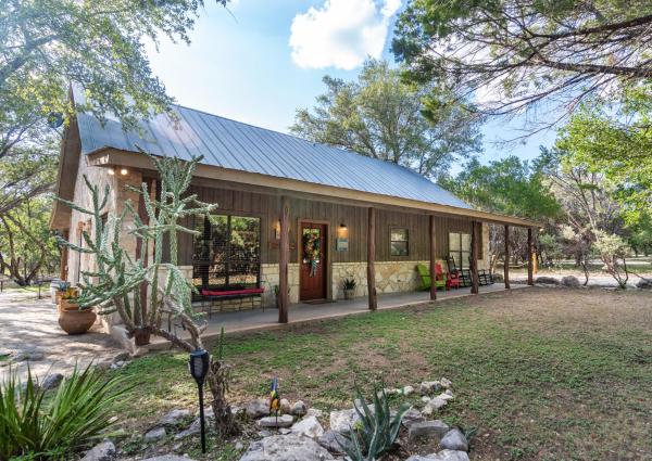 Casa De Flores - Concan, TX