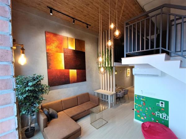 New York Style Loft With Computer Gaming And Bricks - Gelang Patah