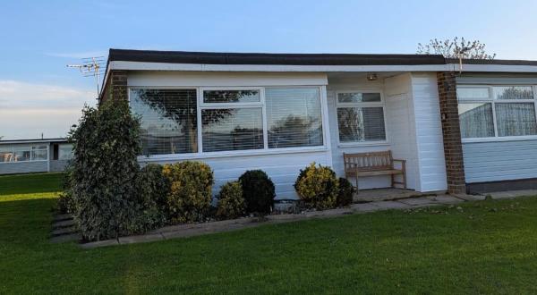 145, Two Bed Newly Refurbished Chalet On Sund0wner Holiday Park - Sleeps 5, Pet Friendly - Includes Bed Linen And Towels Plus Electricity - Hemsby