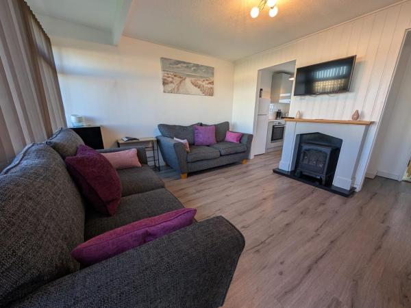 Chalet 319, Hemsby - Two Bed Chalet, Sleeps 5, Pet Friendly, Bed Linen And Towels Included - Hemsby