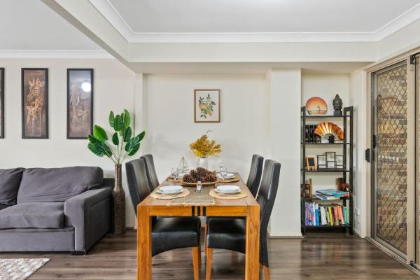 3br Townhouse Stylish Living In Sunnybank Hills - Springwood