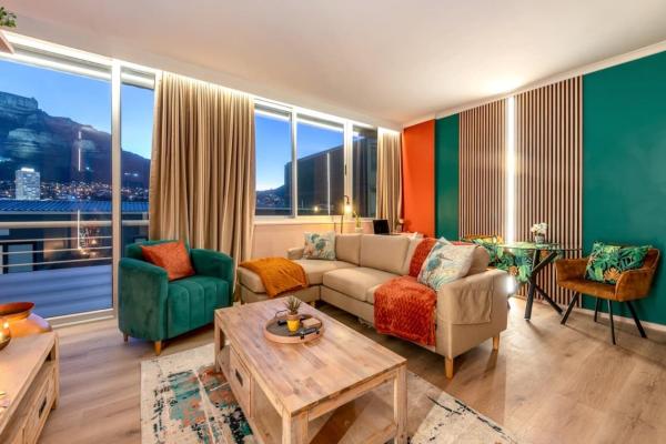 Emerald Escape With Mountain View & Pool - Camps Bay