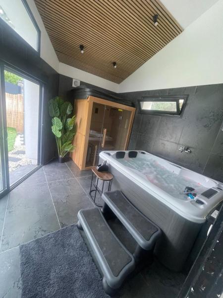 Cozy Loft With Sauna And Hot Tub - Porte de Paris, Saint-Denis