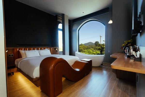 One And Only Hotel - ĐứC Trọng - 