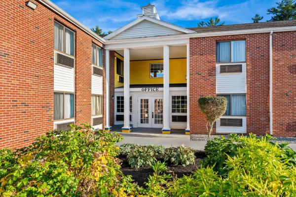 Days Inn By Wyndham Brunswick Bath Area - Bath, ME