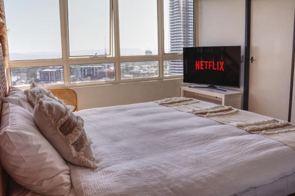 Luxury Views King Ensuite Pool Theatre Mini Golf - Surfers Paradise