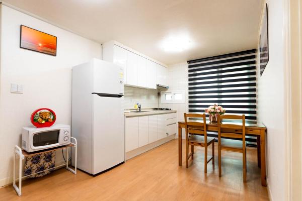 홍대입구역 6번출구 큰집 2room 파티가능 전체사용 - Seoul