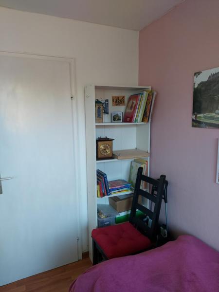 Kleines Zimmer In Einer Wohnung Mit Gemeinsamen Bad Und Küche - Reinbek