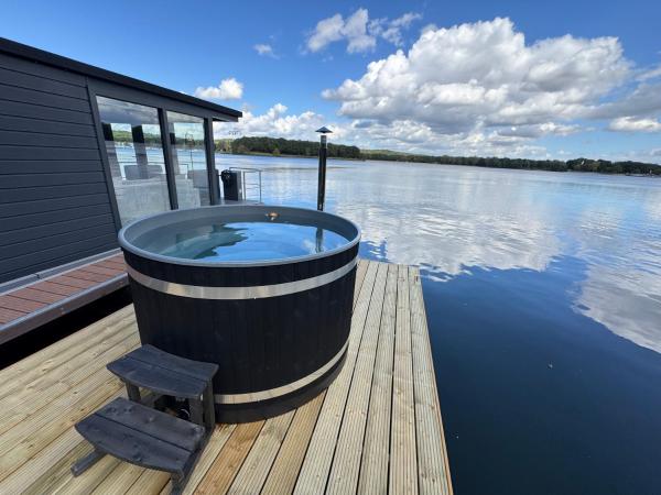 Houseboat Marina Mookerplas With Hot Tub | 4 - 6 People - Groesbeek