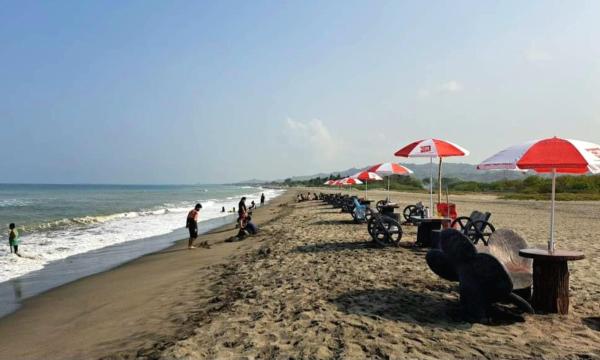 Beachfront Aircon Modern Bahay Kubo For 10 Pax - Agoo