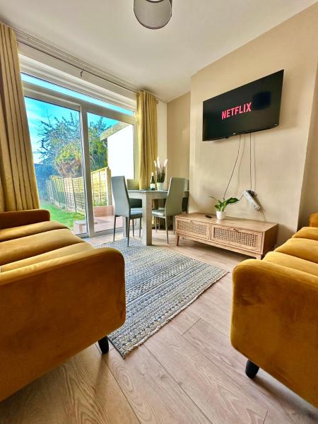 Enfield Contractor Base With Games Room - Chingford