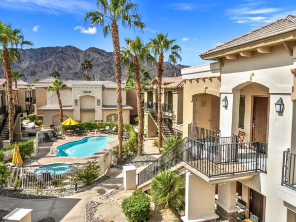 La Quinta Modern Condo With Hot Tub And Resort Vibes - La Quinta, CA