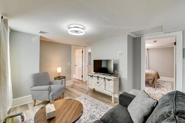 2 Mi To Uptown Centrally Located Kingston Apt! - Rhinebeck, NY