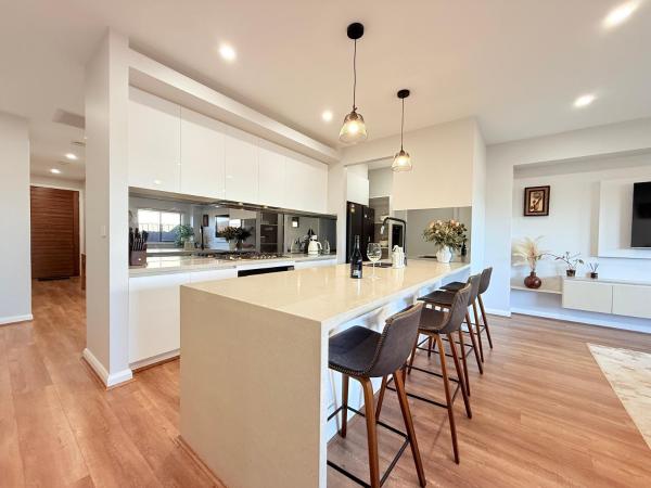 Deluxe Bedroom With Private Bathroom - Melbourne