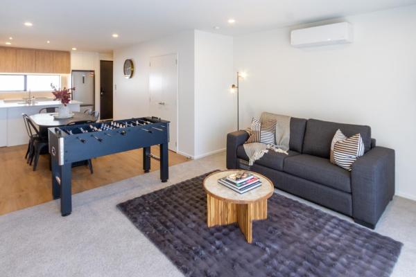 Game Day Getaway, 2br Townhouse Plus Parking - West Coast