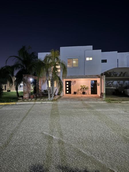 Casa Completa, 4 Dormitorios, 7 Camas Dobles, 2 Sofá Cama, 3 Baños, Cocina Equipada, Consola Arcade, Asador, Juguetes Para Niños, Fraccionamiento Privado, Zona De Vías Rápidas - Torreón