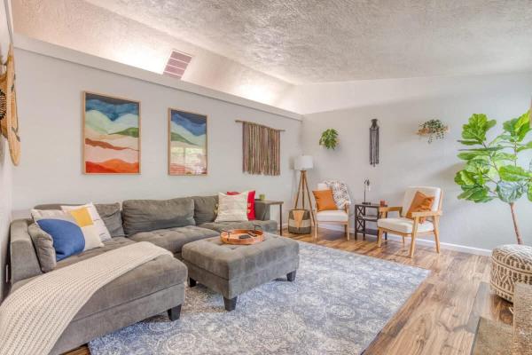 Monmouth Family Retreat - Pet Friendly, Play Areas, Hot Tub, Game Room - Monmouth, OR