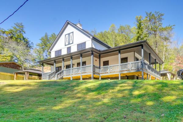 Walk To Dollywood! Cabin With Pool, Arcade, Gym - Gatlinburg, TN