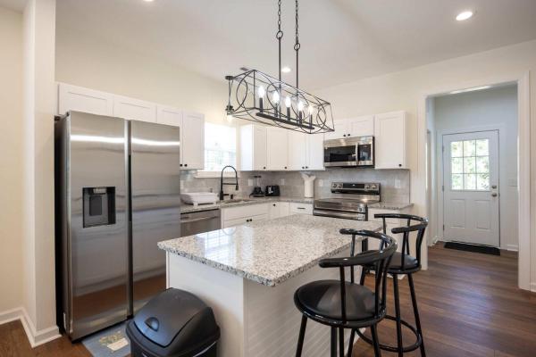 4 Min To Downtown - En-suite Bath - Washer And Dryer - Burlington, NC