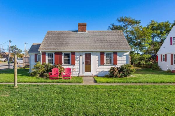 Bright North Truro Cottage #6 By The Bay - Provincetown, MA