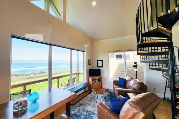 Ocean Front Cottage! Dog Friendly! Sleeps Up To Four! - Yachats, OR