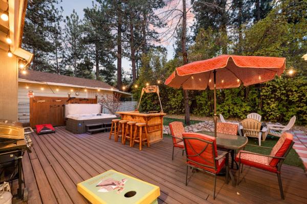 Tranquil Retreat With Fenced Backyard, Hot Tub & Bar - Big Bear, CA