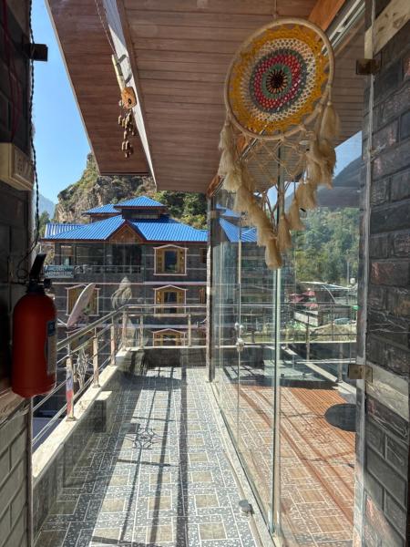 Being Himalayan Chojh - Kasol
