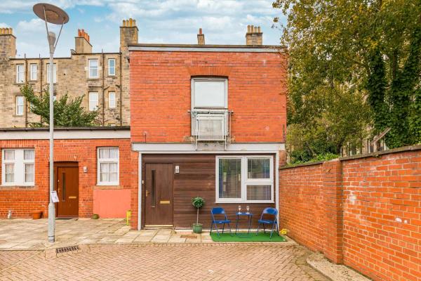 Unique 1 Bed House With Private Parking -