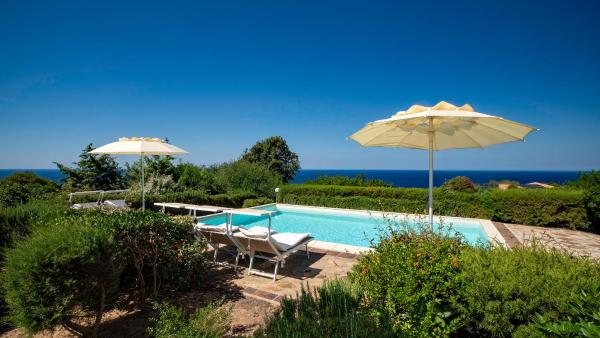 Uno Spazio Di Verde Incontaminato Con Piscina - Costa Paradiso