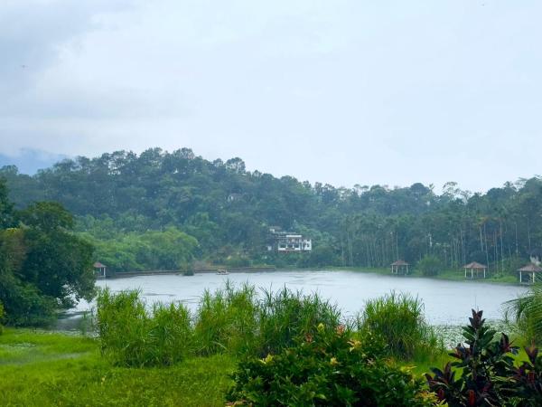 Karlad Lake Palace Waterfront Resort - Kerala