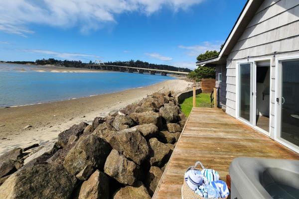 Alsea Bay Cottage With Hot Tub! The Retreat - Yachats, OR