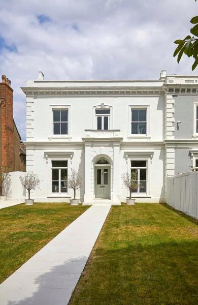 Double-bed Bedroom, Living Room And Kitchenette, Private Bathroom & Utility Room Available At Willow House, Shepperton - Surbiton