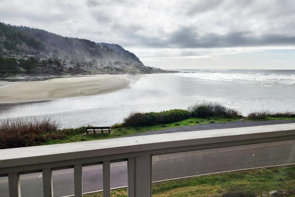 Oceanfront Views! Hot Tub! Starlit Shores - Yachats, OR