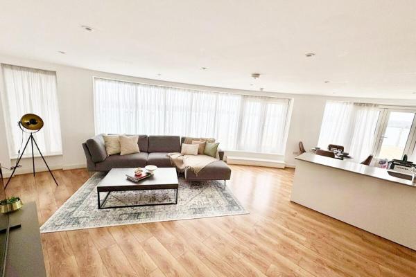 Luxury 2-bed 2-bath Penthouse With Terrace - London, UK