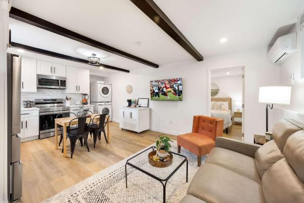 Brand New 1br Designer's Oasis 1min To I-5 Costo - Lynnwood, WA