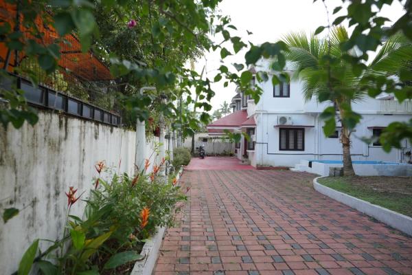 Tree Fort Homestay - 고치
