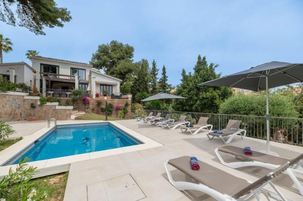 Beachside Villa In Carib Playa - Marbella