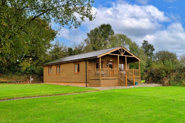 Finest Retreats - Tarkas Holt Log Cabin, Stowford - Devon