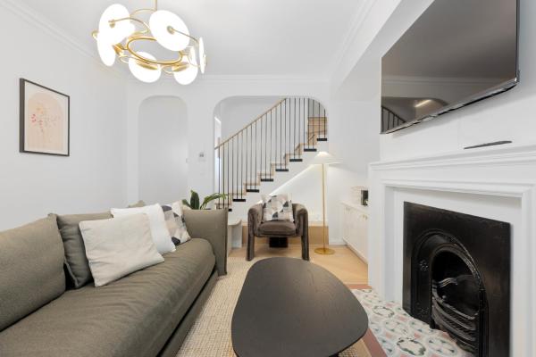 Premium Apartment With Rooftop Spa & City Views - Surry Hills