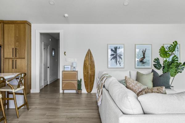 Near Beach Tiki Bar Swings Beautiful Design - Crystal Beach, TX