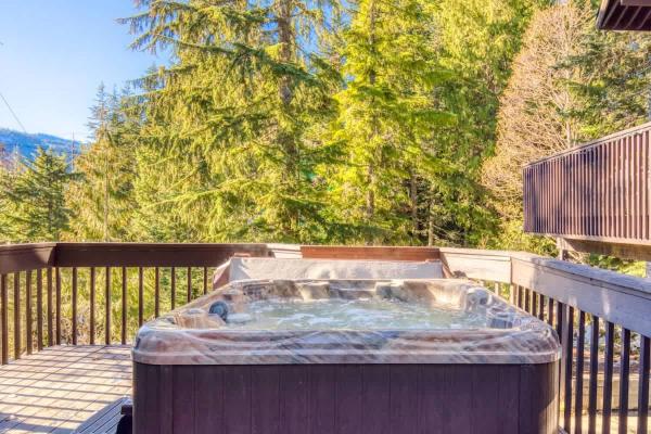 Great Blue Lodge - Spacious Ski Lodge, Hot Tub, Sauna, Game Room & More - Government Camp, OR