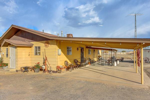On 17-acre Lot With Barn And Patio Rural Aztec Home - Farmington, NM
