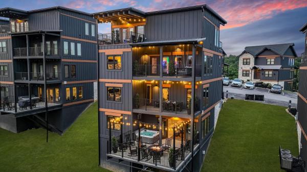 Sleeps 21 - Heated Pool - Hot Tub - Mountain Views - Tennessee