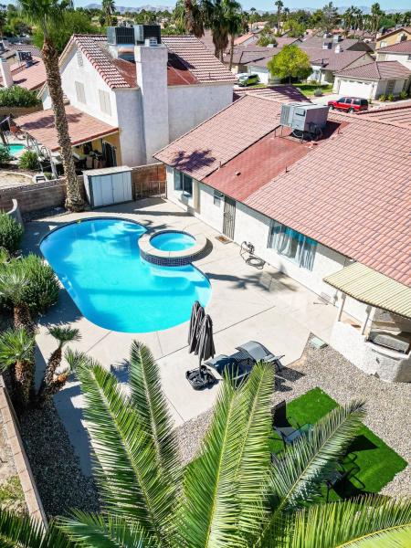 Relaxing Oasis, 4br, 2ba With Pool And Hot Tub - Las Vegas, NV