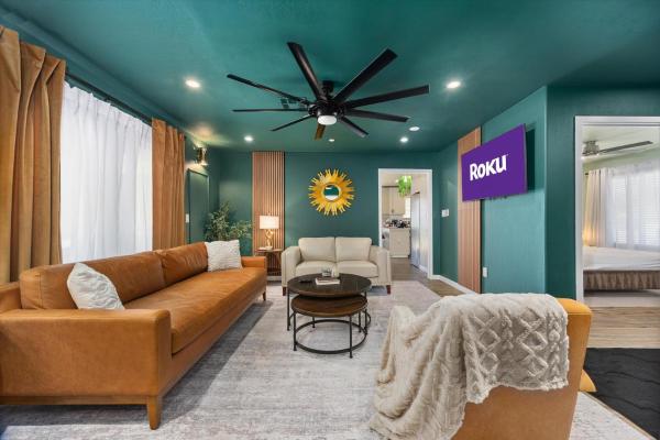 Kingbeds Skylight 1gb Wi-fi Step-free Clean - Bakersfield, CA